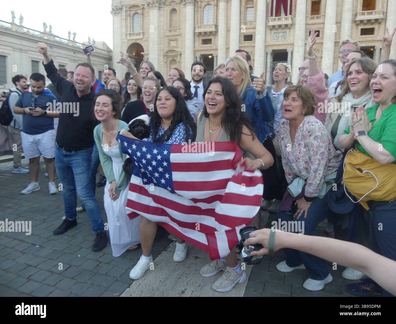 8 maggio 2025, %G: Fumo bianco (int) visto come cardinale robert ...