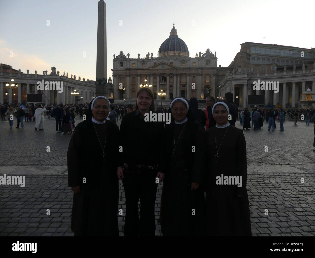 8 maggio 2025, %G: Fumo bianco (int) visto come cardinale robert ...