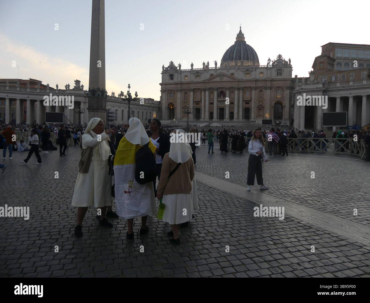 8 maggio 2025, %G: Fumo bianco (int) visto come cardinale robert ...
