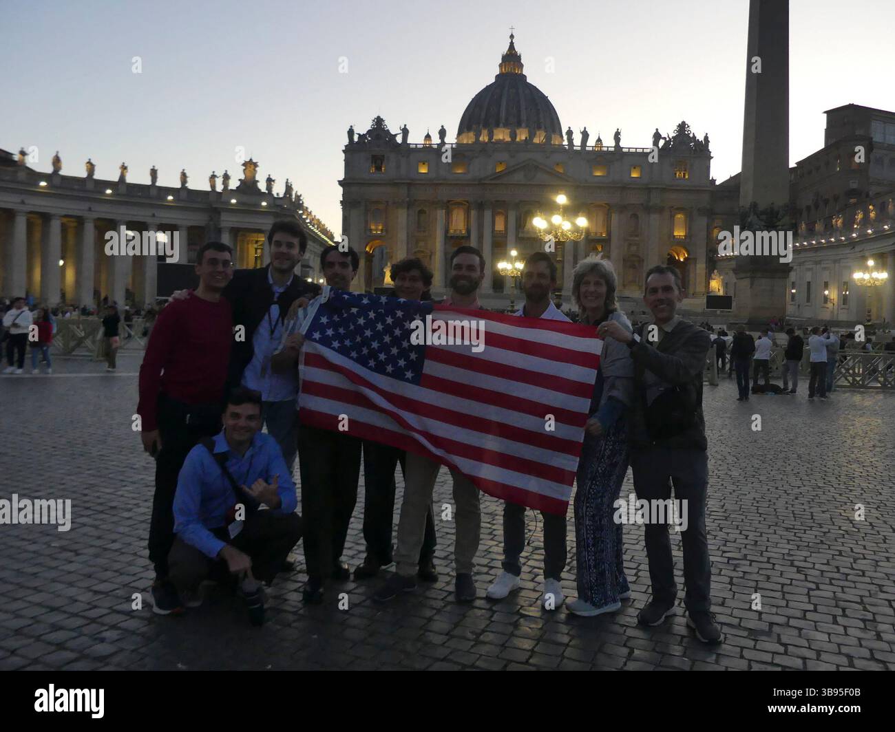 8 maggio 2025, %G: Fumo bianco (int) visto come cardinale robert ...