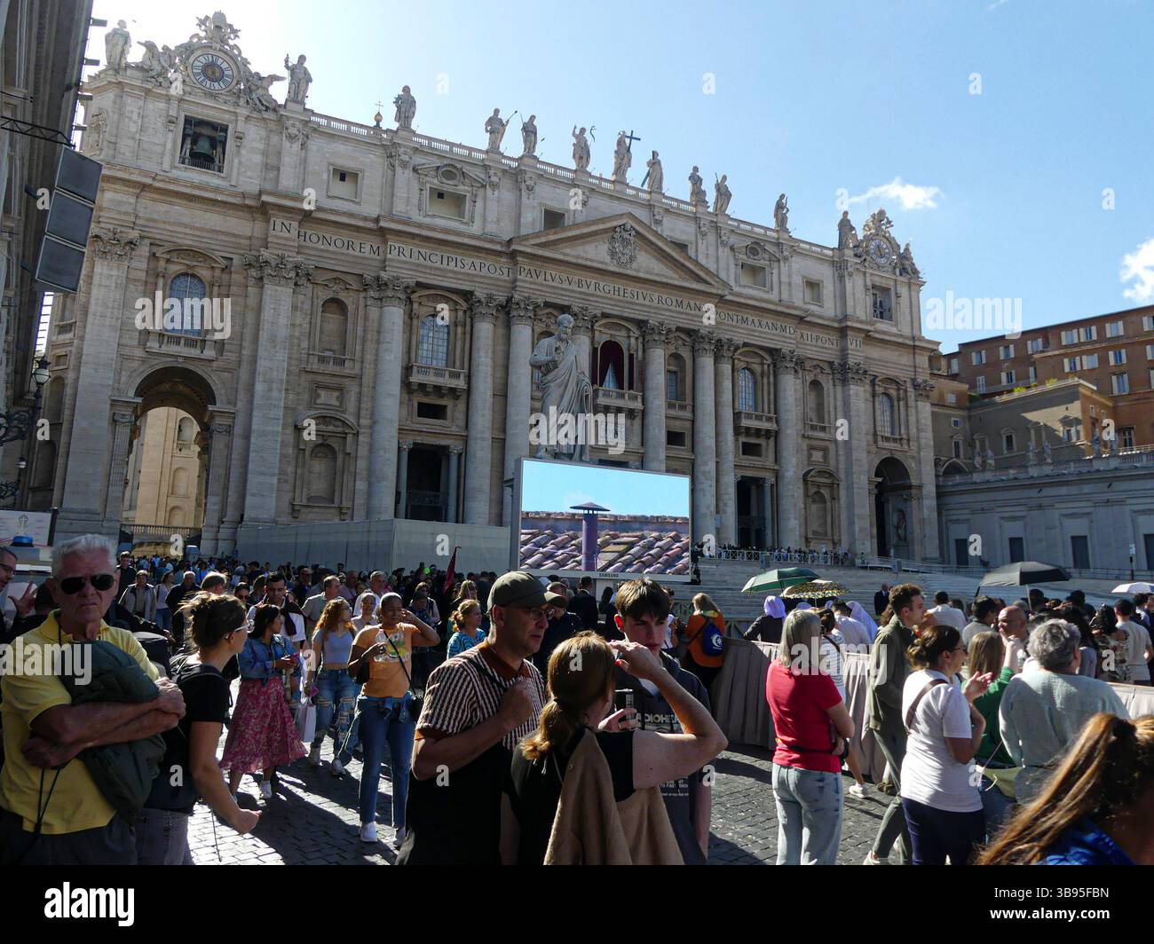 8 maggio 2025, %G: Fumo bianco (int) visto come cardinale robert ...