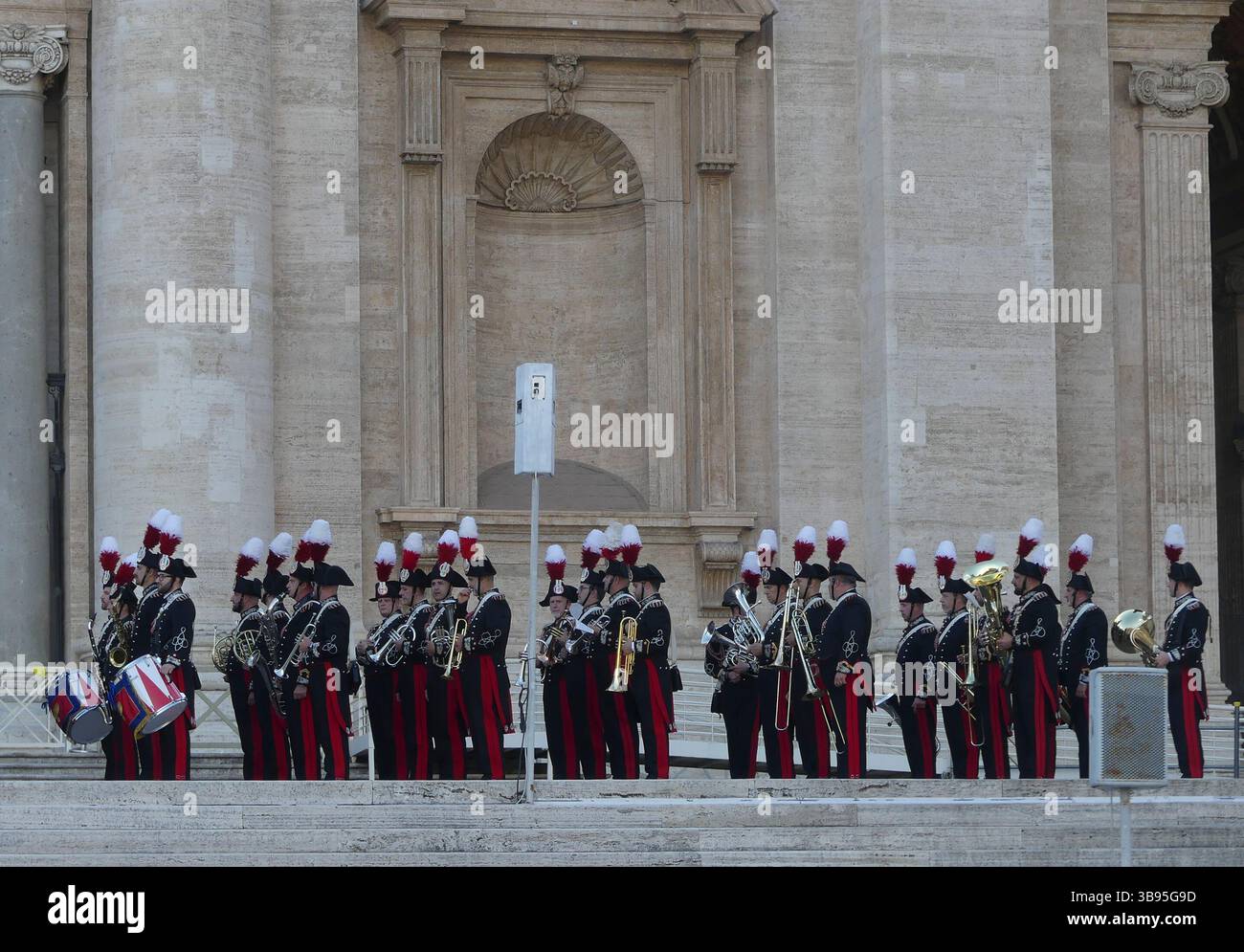 8 maggio 2025, %G: Fumo bianco (int) visto come cardinale robert ...