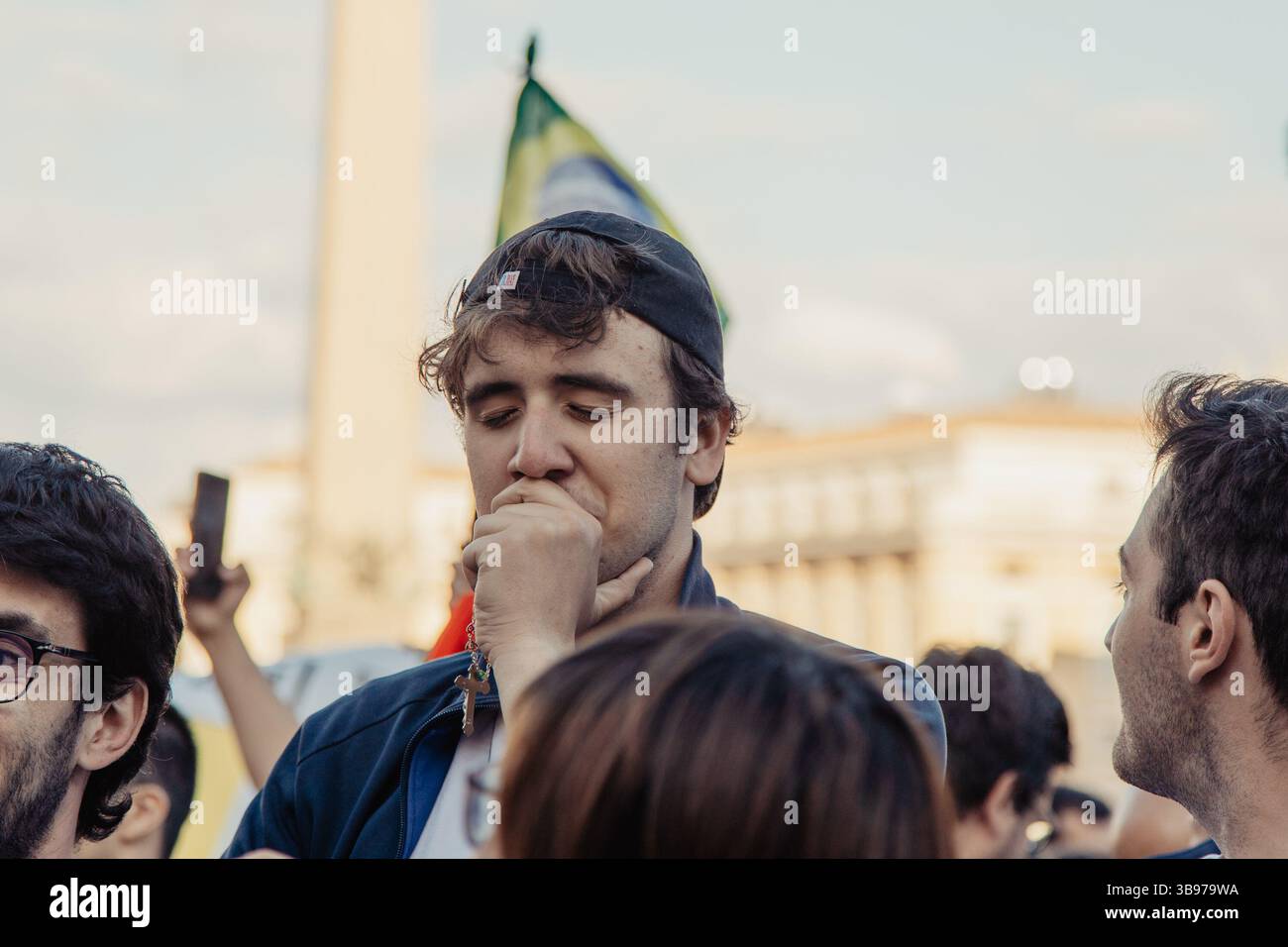 7 maggio 2025, Roma, Italia: Fumo bianco (int) visto come cardinale ...