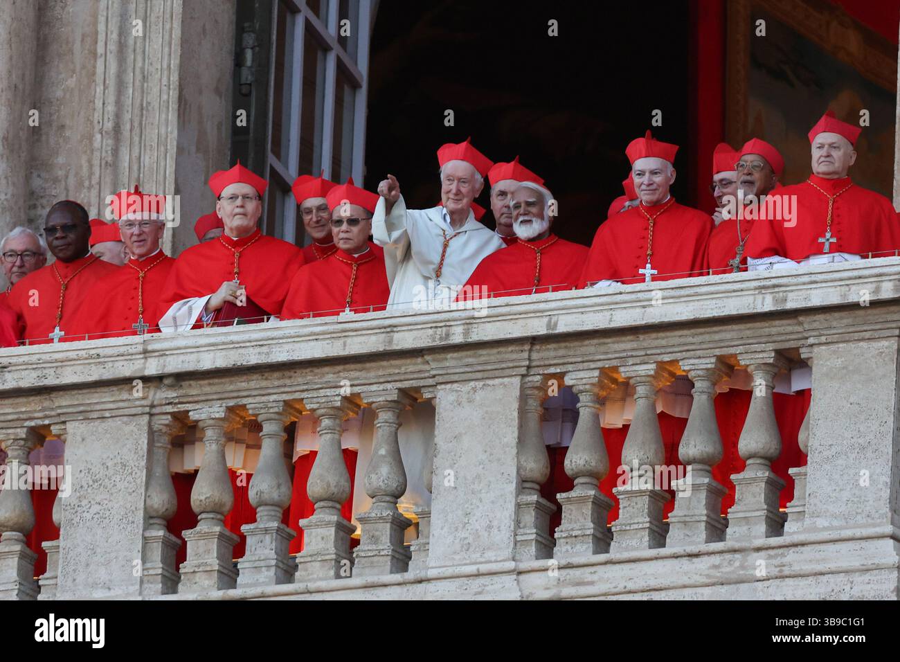 Roma, Italia. 8 maggio 2025. I cardinali si trovano sul balcone ...