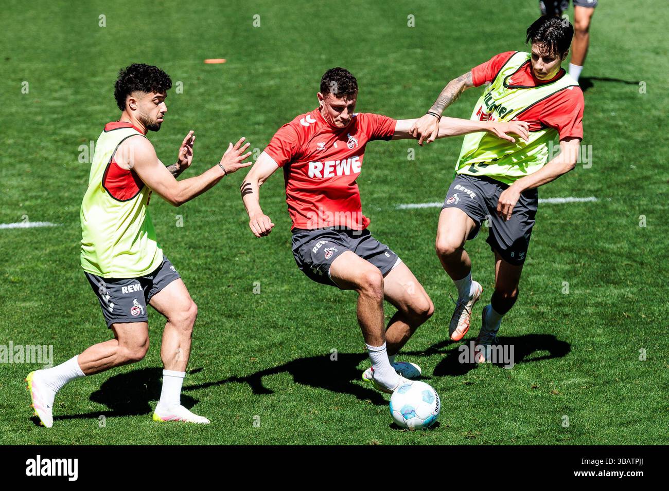 Zweikampf Jusuf Gazibegovic (1. FC K?ln, 25), Eric Martel (1. FC K?ln, 6), Denis Huseinbasic (1 ...