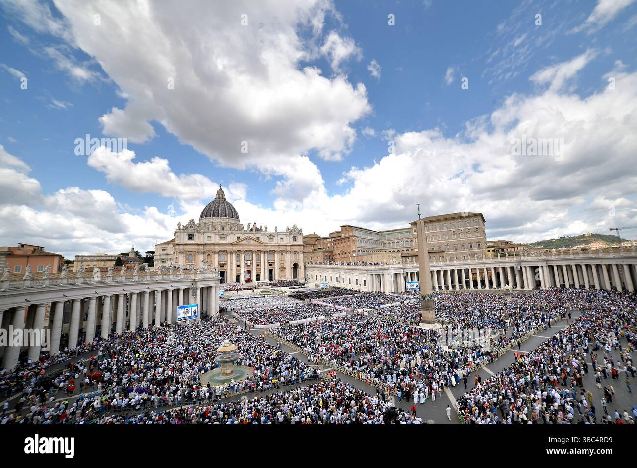 Thousands of people during the Mass for the inauguration of the ...