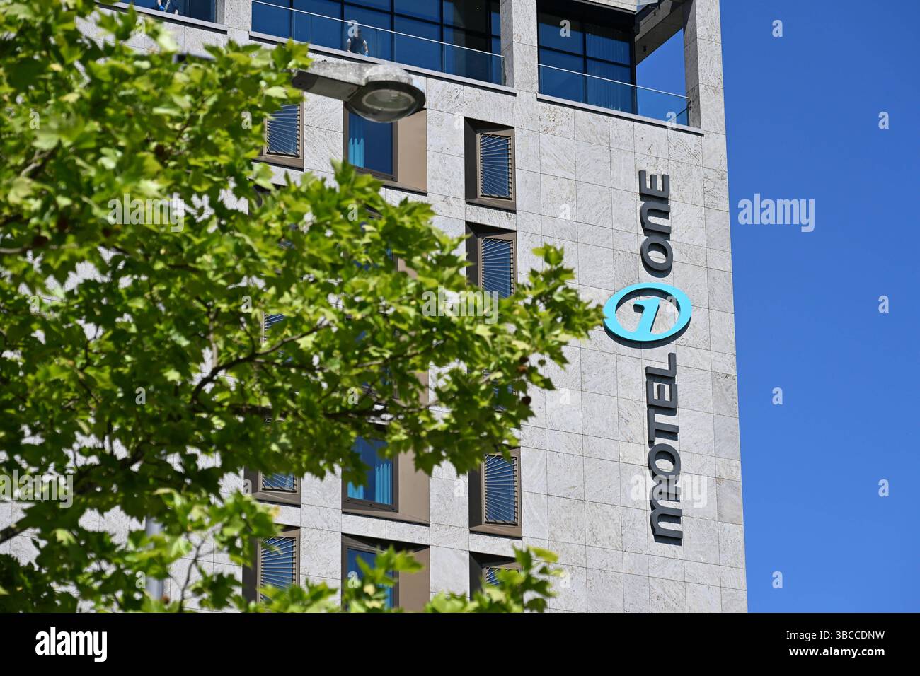 Motel One ist eine deutsche Low-budget-Hotelkette. SIE wurde im Jahr ...