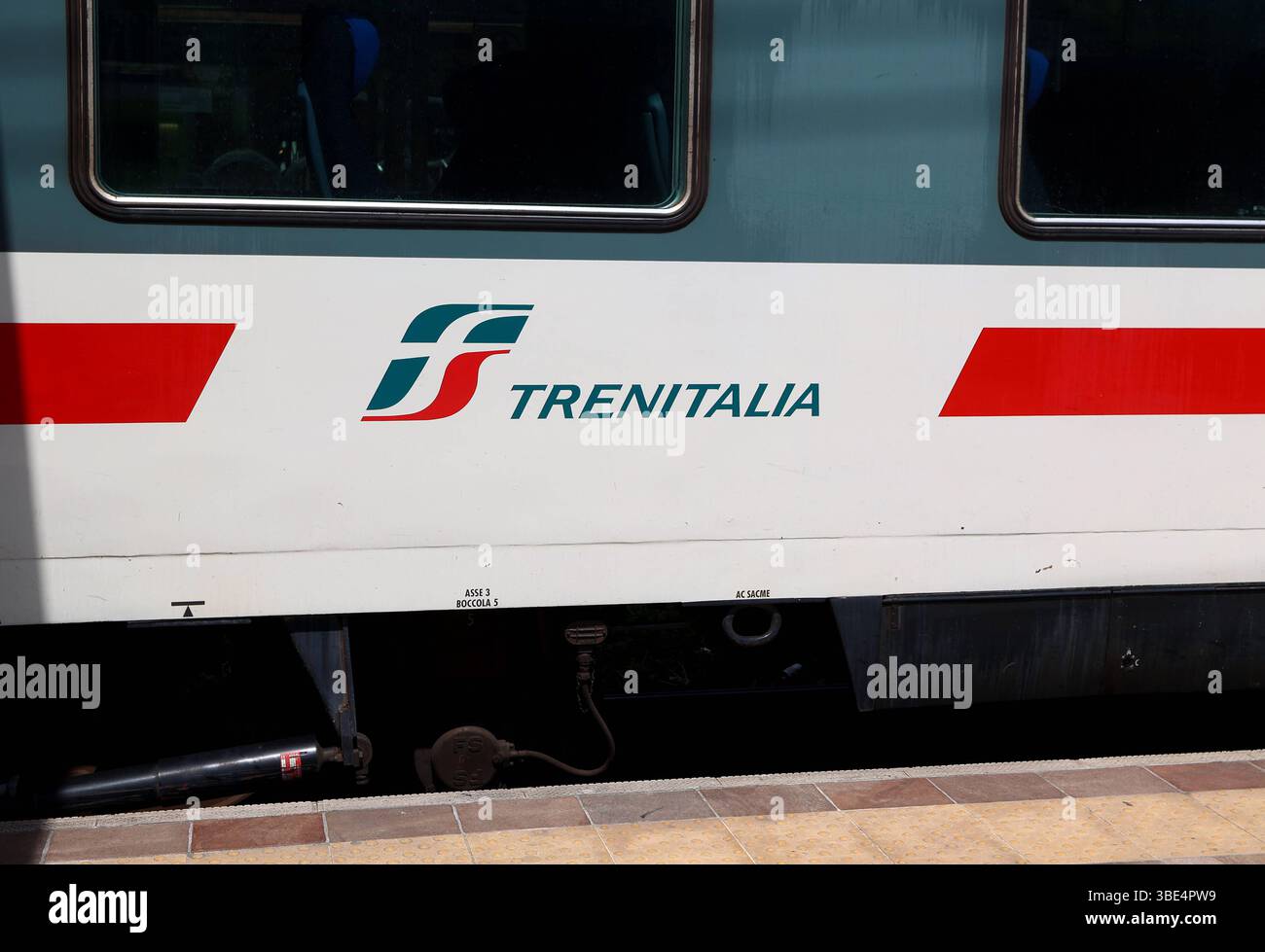 Logo trenitalia immagini e fotografie stock ad alta risoluzione - Alamy