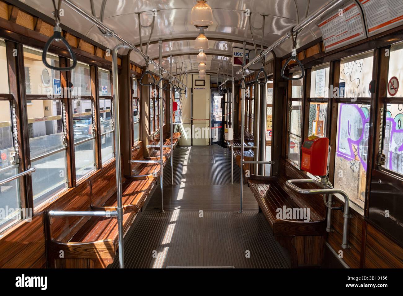 Interno tram milano immagini e fotografie stock ad alta risoluzione - Alamy