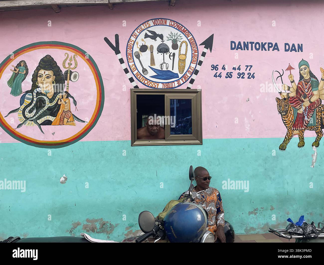 Voodoo benin shrine immagini e fotografie stock ad alta risoluzione - Alamy