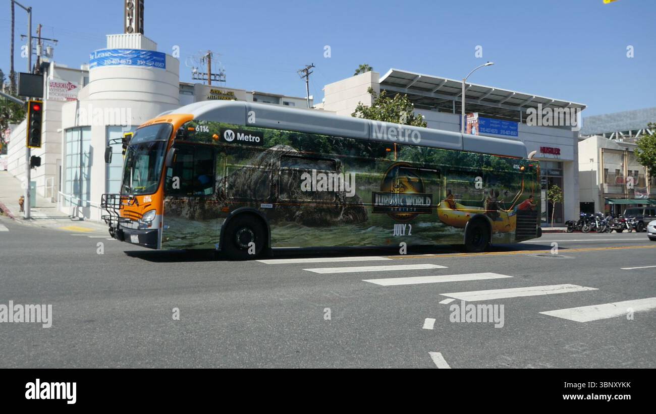 Los Angeles, California, USA 4 luglio 2025 Jurassic World Rebirth Bus ...
