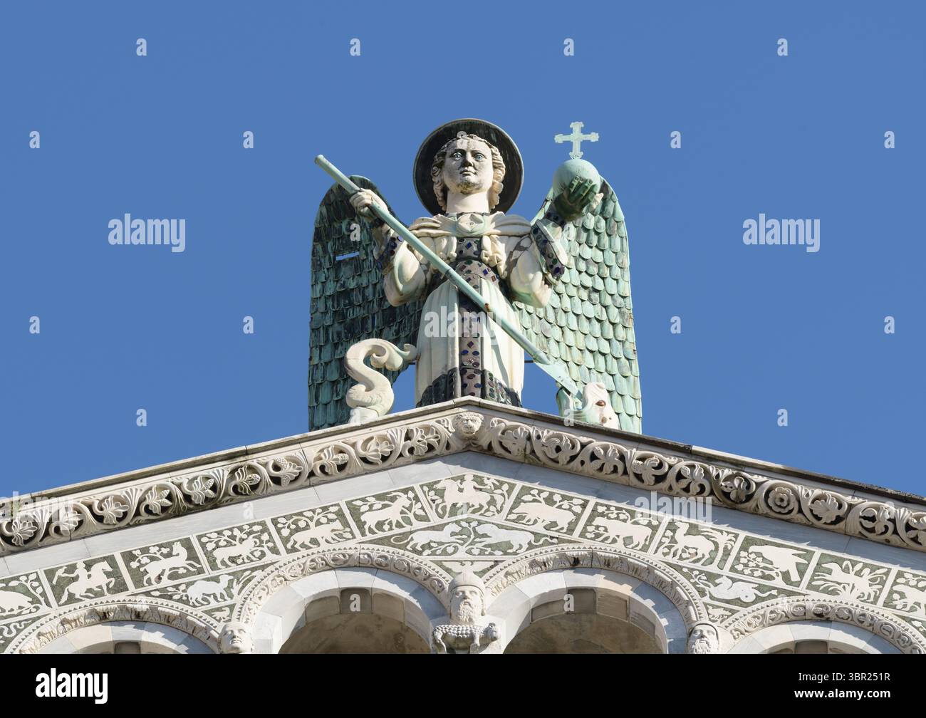 La statua bronzea dell'arcangelo michele immagini e fotografie stock ad ...