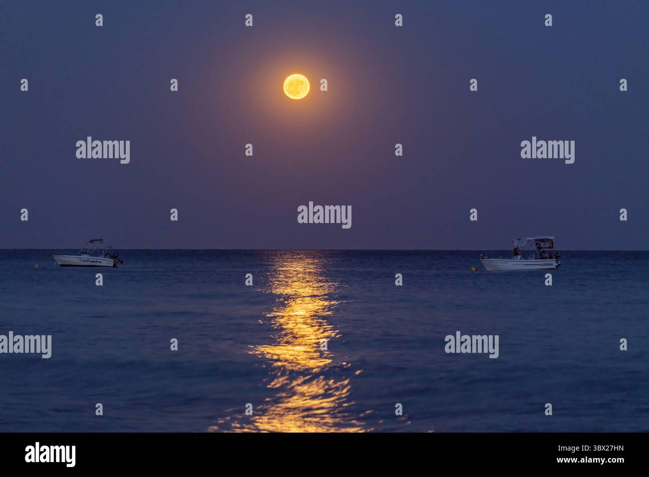 Riflesso della luna che brilla sull'oceano immagini e fotografie stock ad alta risoluzione - Alamy