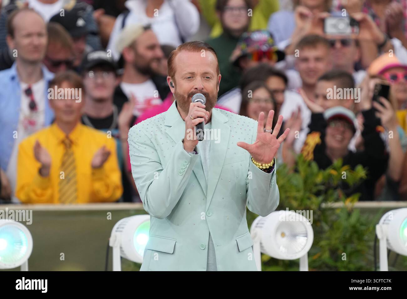 ZDF-Fernsehgarten 2025. Schlagersänger Ross Antony im ZDF Fernsehgarten ...