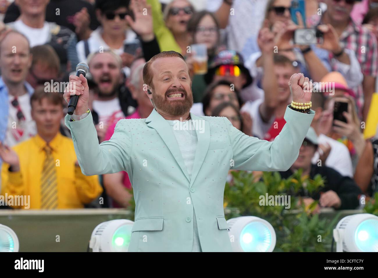 ZDF-Fernsehgarten 2025. Schlagersänger Ross Antony im ZDF Fernsehgarten ...