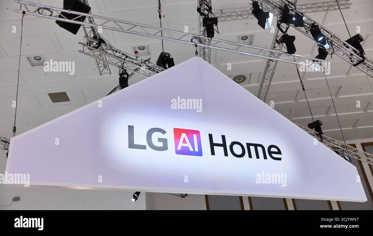 BERLINO, GERMANIA - 7 settembre 2025: Foto del logo del marchio LG ai ...