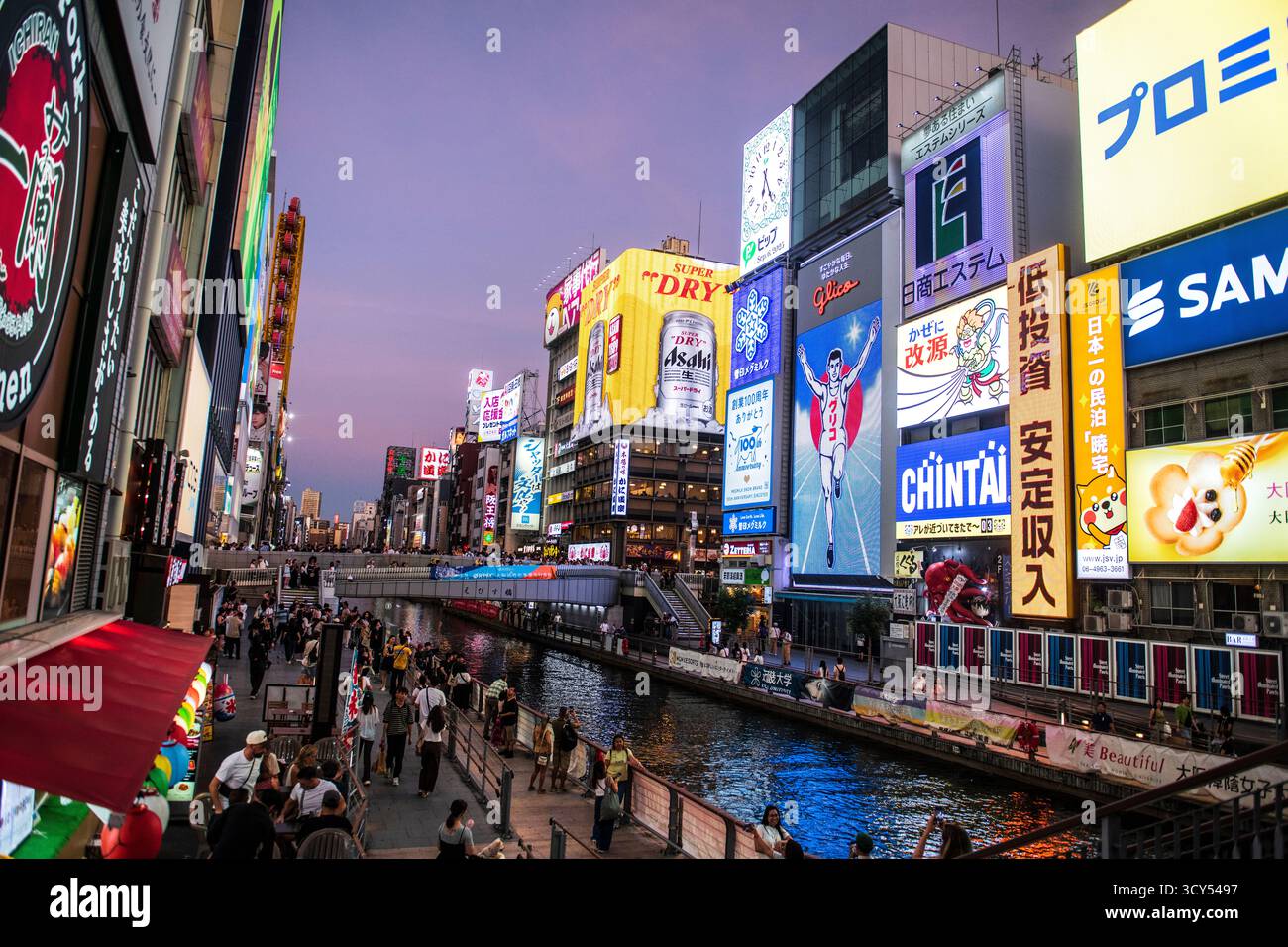 Osaka dotonbori illuminated signs immagini e fotografie stock ad alta ...
