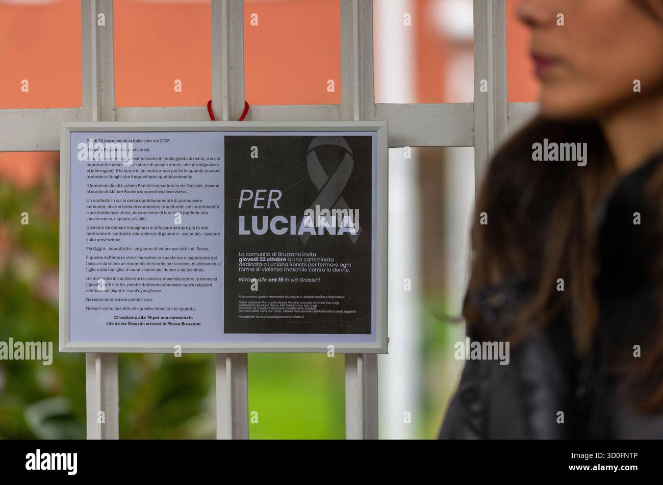 Milano, Italia. 23 ottobre 2025. Un cartello di saluto a Luciana Ronchi ...