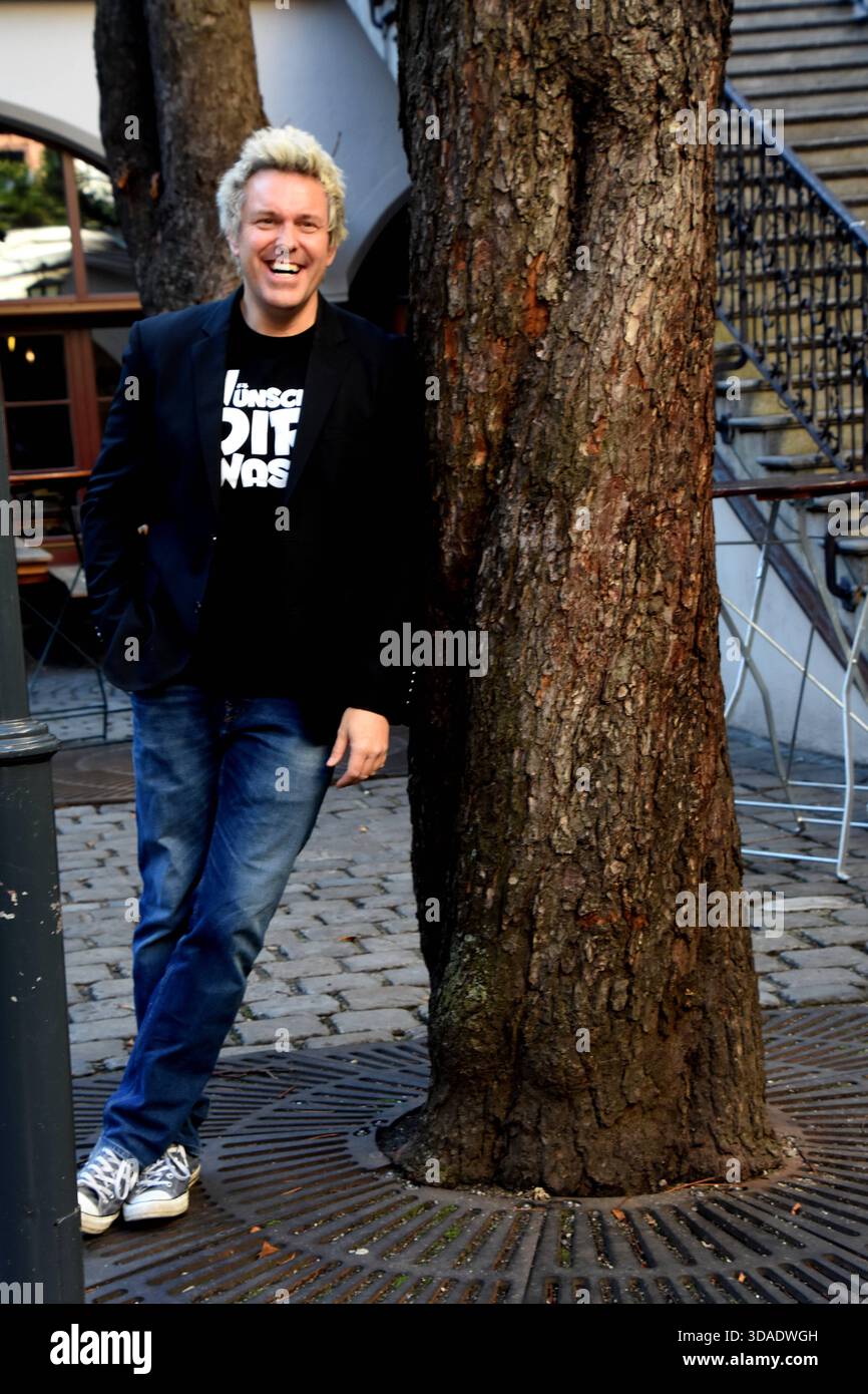 Sascha Grammel Puppenspieler Bauchredner vor Brunnen im Biergarten ...