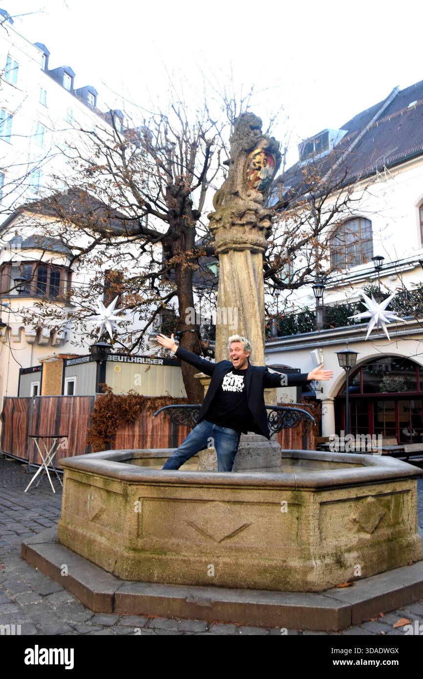 Sascha Grammel Puppenspieler Bauchredner vor Brunnen im Biergarten ...