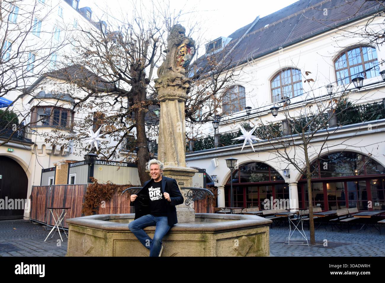Sascha Grammel Puppenspieler Bauchredner vor Brunnen im Biergarten ...