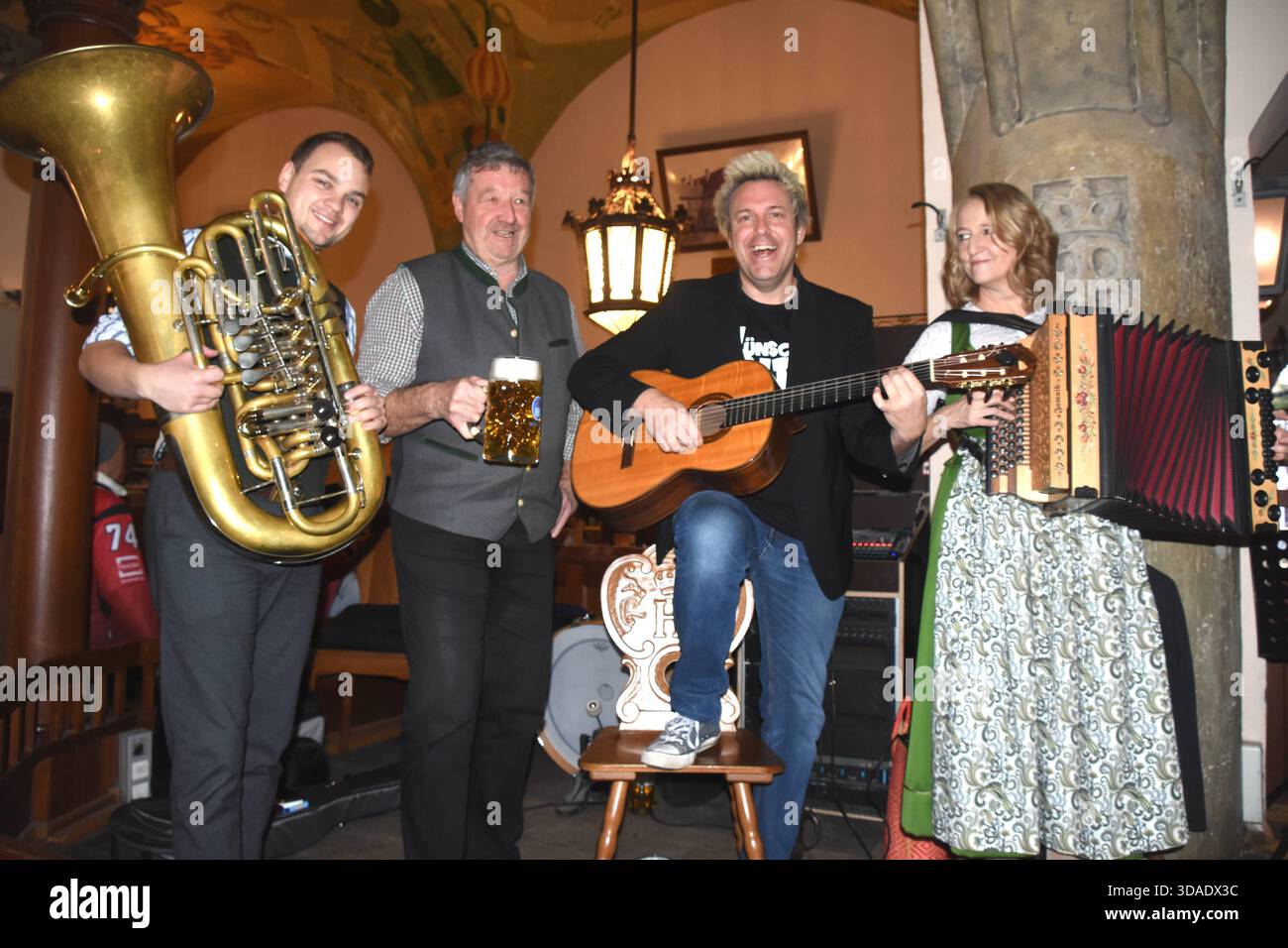 Sascha Grammel Puppenspieler Bauchredner mit Hofbraeuhaus Musikanten ...