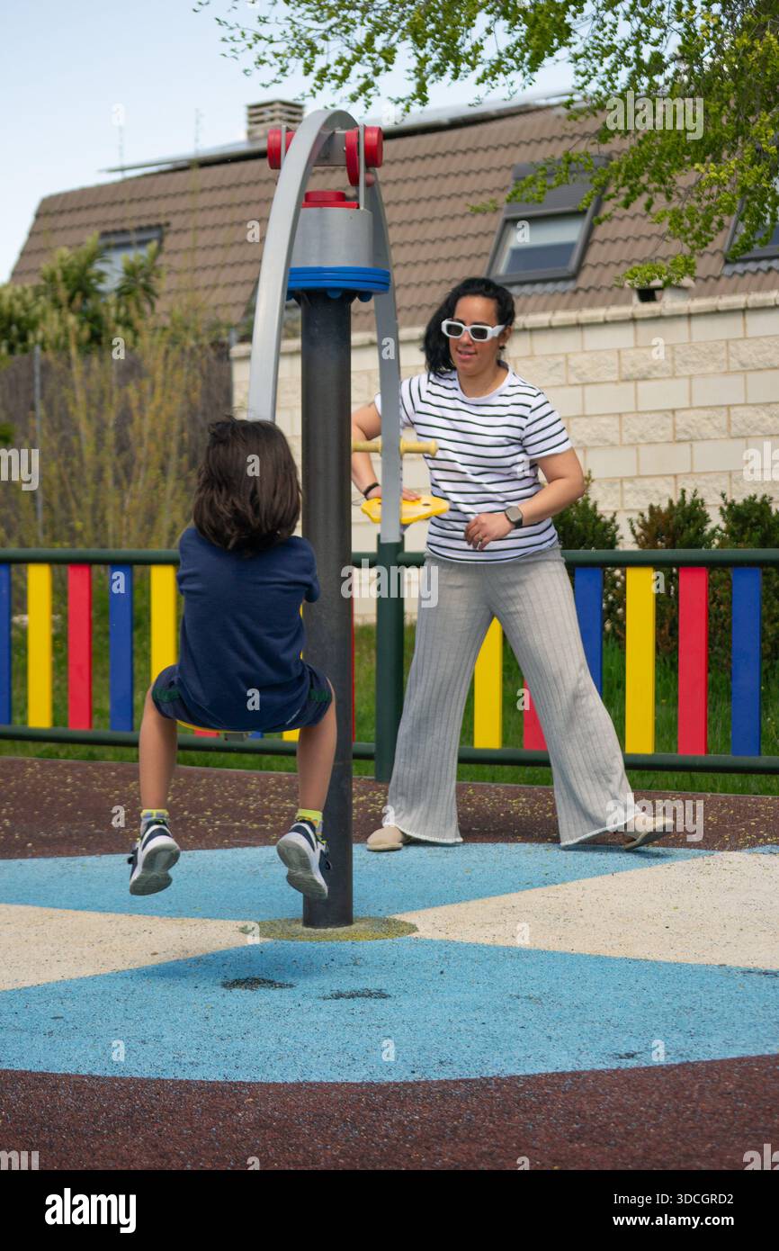 Madre e figlio che giocano nel parco giochi in un parco immagini e ...