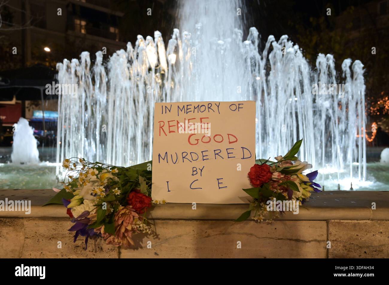 Veglia in memoria di Renee Nicole Good vicino all'ambasciata degli ...