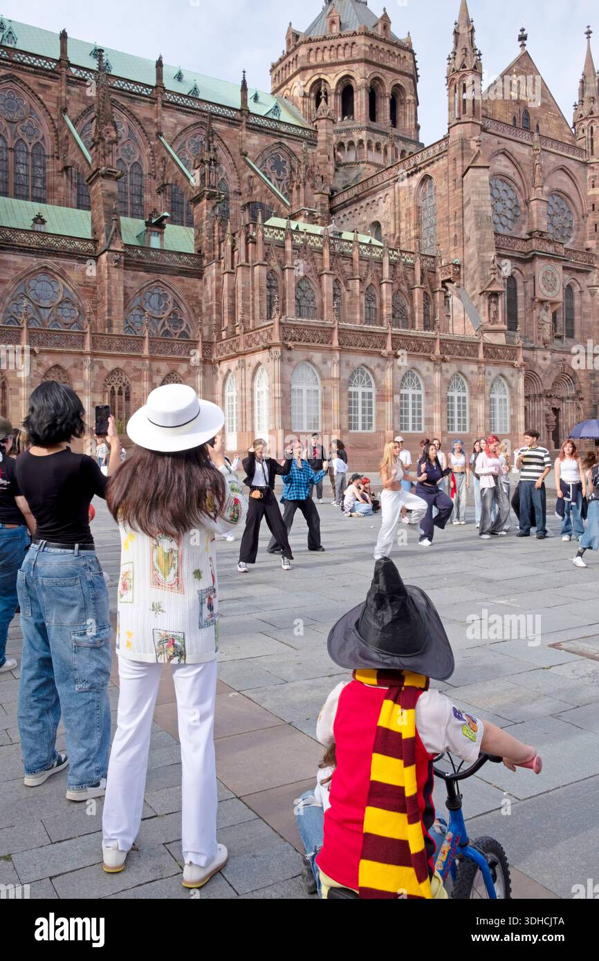 K pop dance immagini e fotografie stock ad alta risoluzione - Alamy