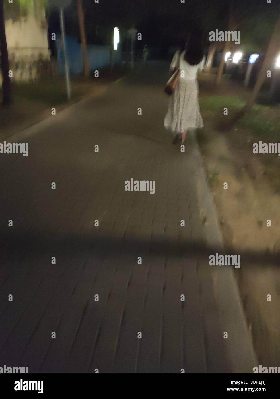 Donna che cammina da sola per strada immagini e fotografie stock ad ...