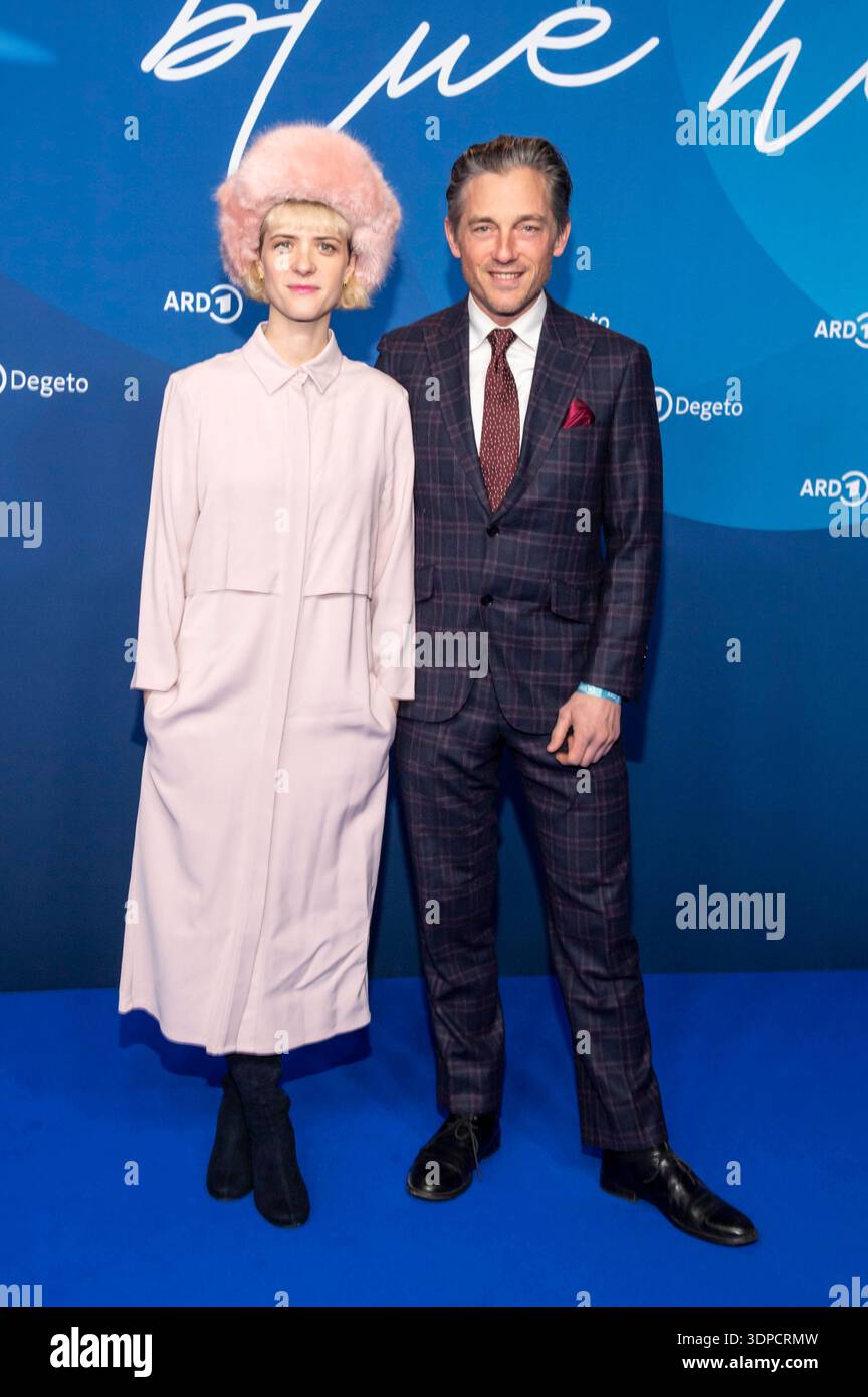 Liv Lisa Fries und Volker Bruch zu Gast auf dem blauen Teppich bei der ...