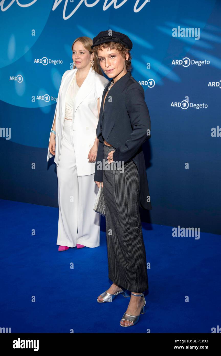 Jasmin Schwiers und Kristin Suckow zu Gast auf dem blauen Teppich bei ...
