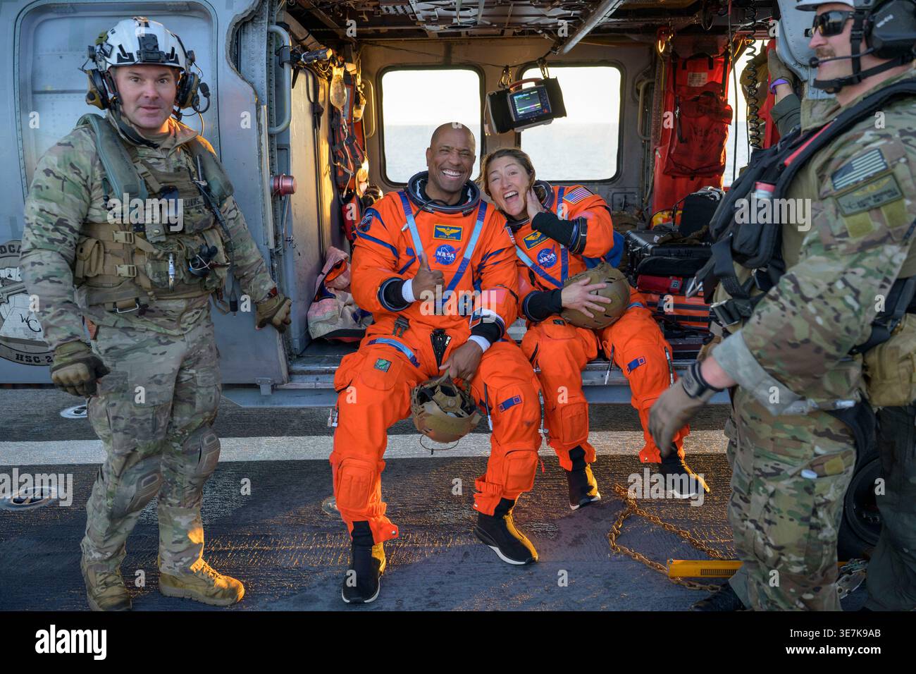 L'astronauta della NASA Victor Glover, il pilota di Artemis II, Left, e ...