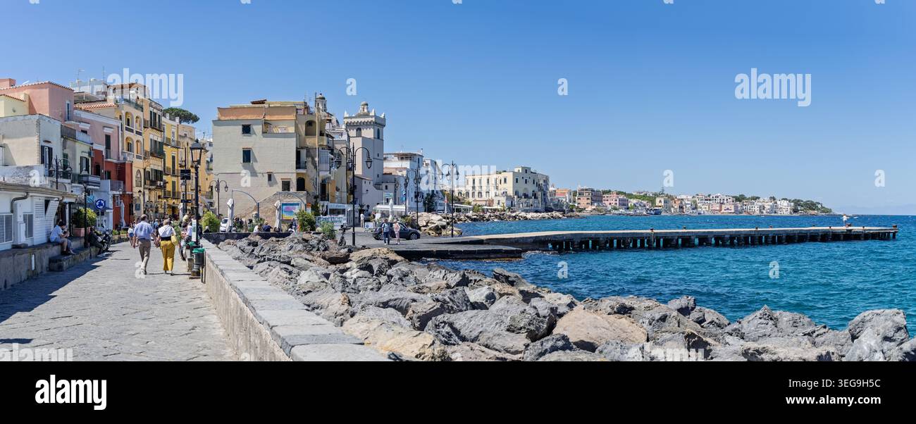 Ischia Ponte e molo visti dalla strada rialzata in pietra al Castello ...