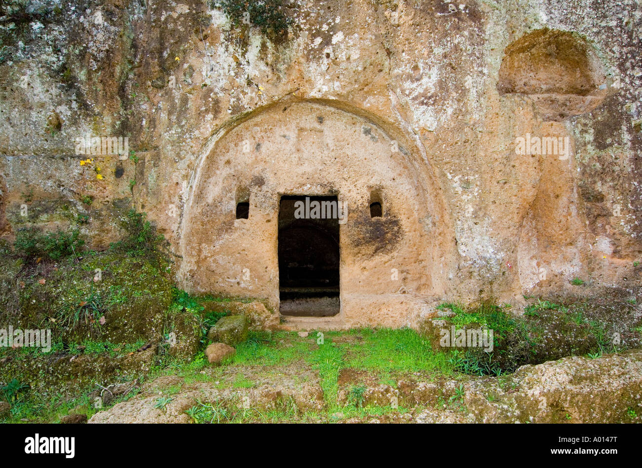 Tomba etrusca lungo l'antica "via Falisca' nella necropoli etrusca di ...