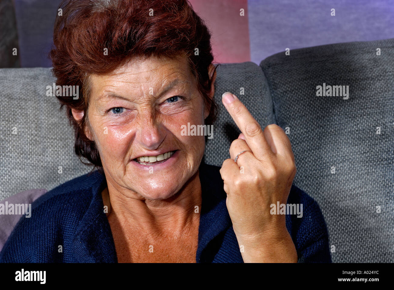 Dito medio immagini e fotografie stock ad alta risoluzione - Alamy