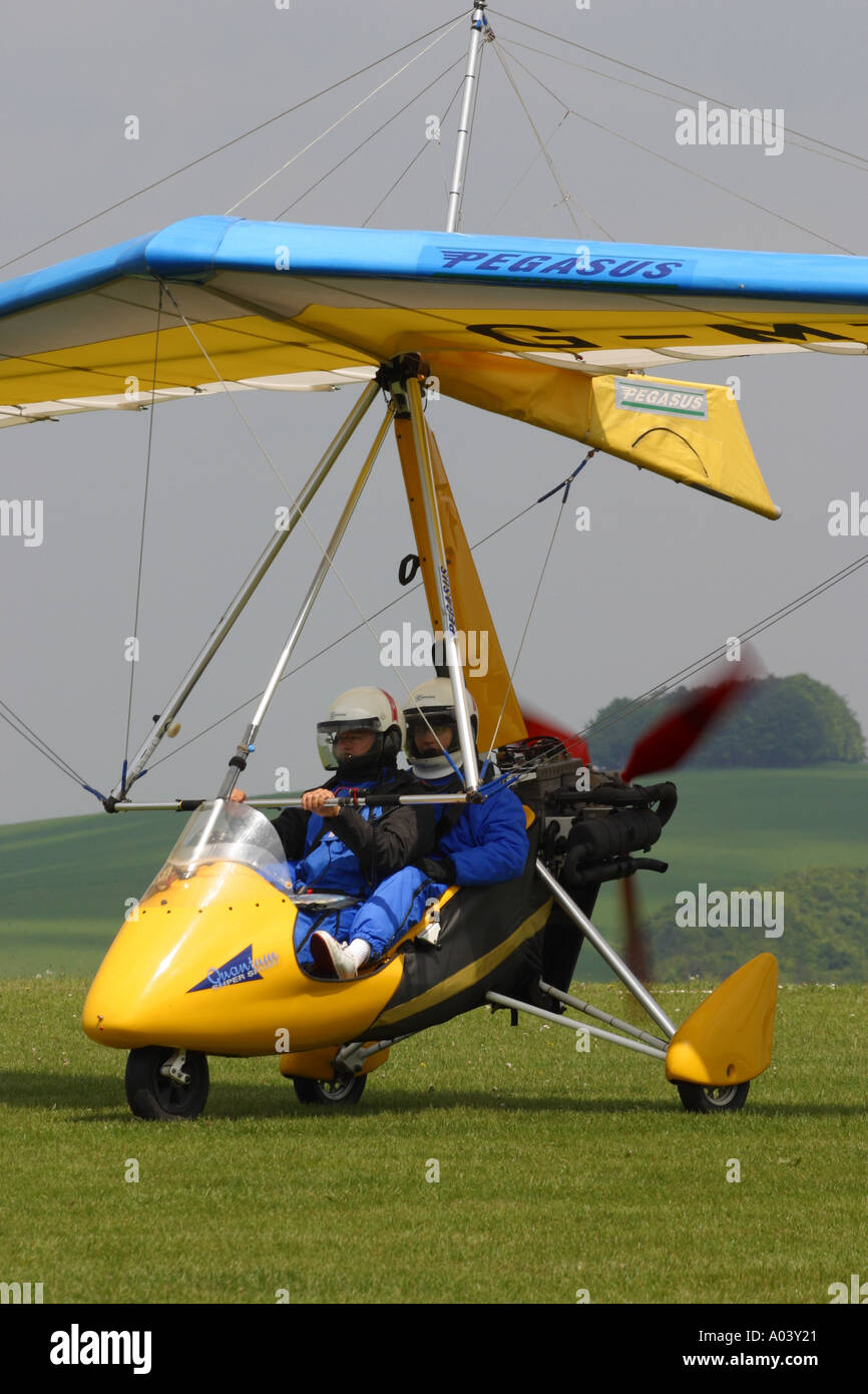Yellow microlight aircraft immagini e fotografie stock ad alta ...