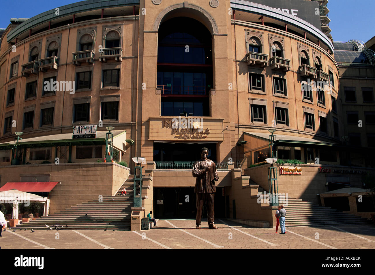 Nelson mandela square sandton city immagini e fotografie stock ad alta ...