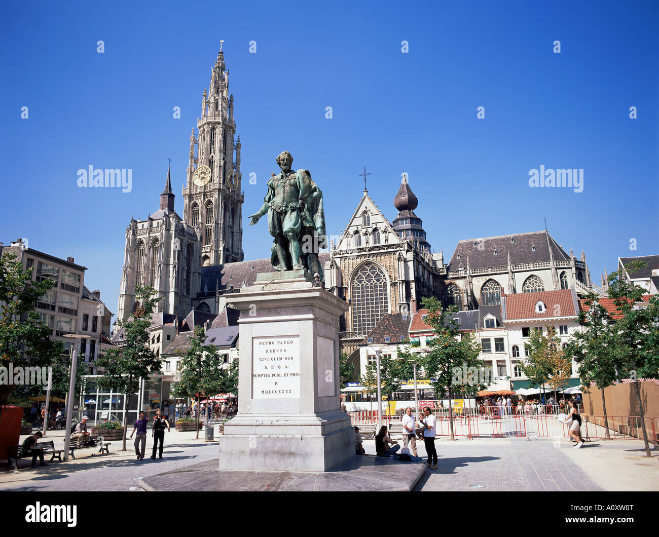 Statua di Rubens cattedrale e Groen Plaats Anversa Belgio Europa Foto ...