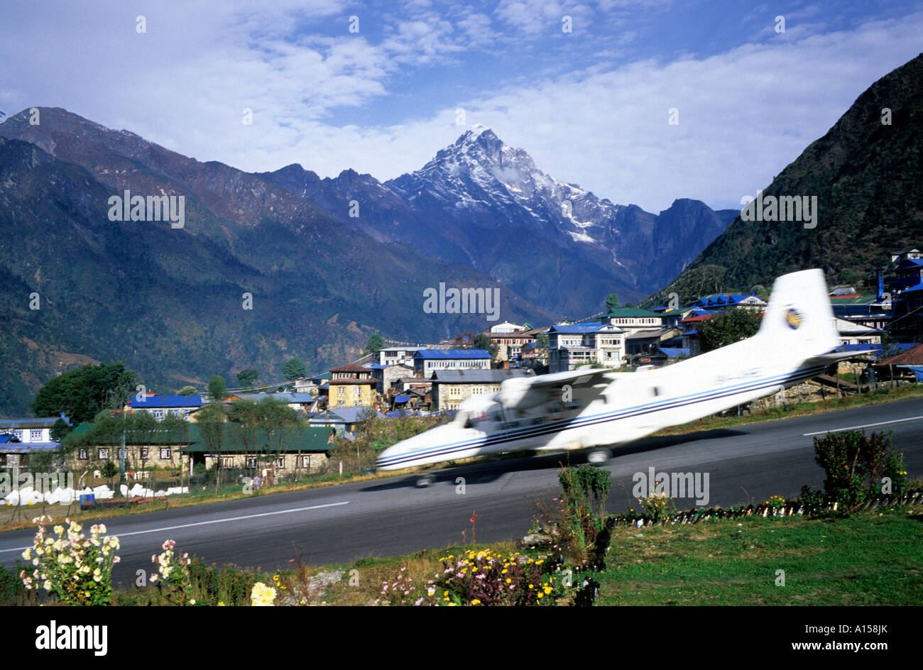 L'aeroporto di lukla decolla immagini e fotografie stock ad alta ...