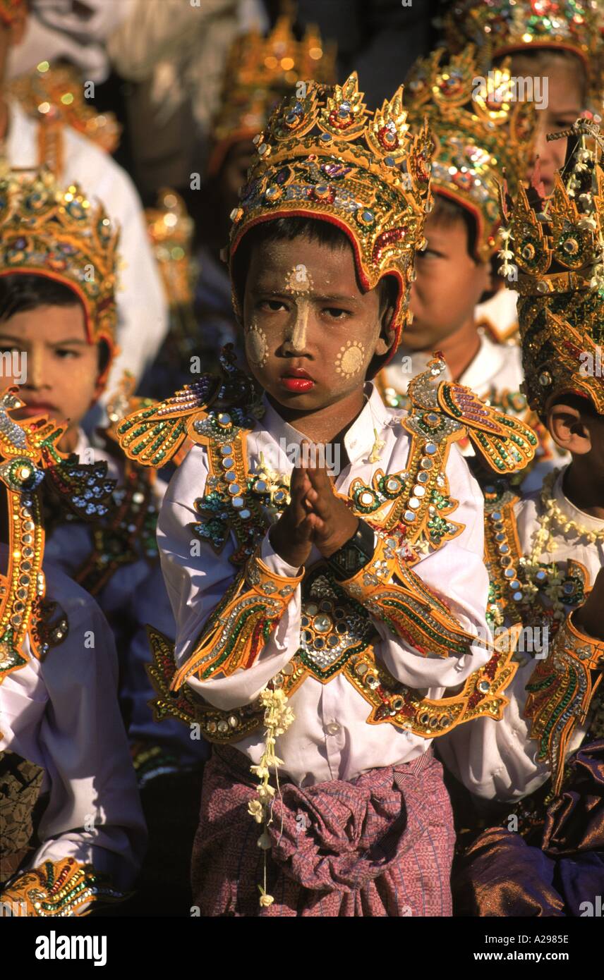 Vestito religioso immagini e fotografie stock ad alta risoluzione - Alamy