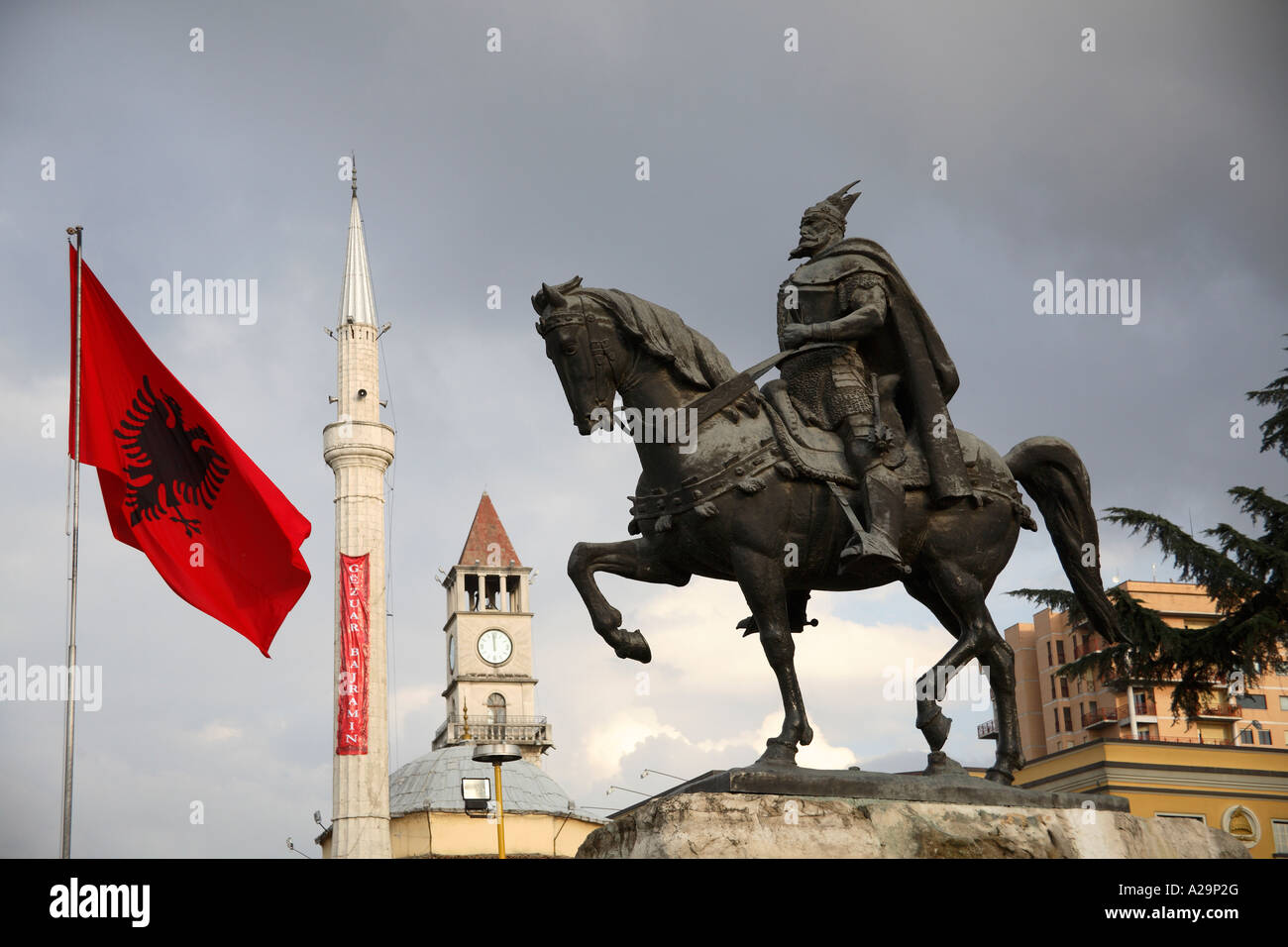 Bandiera albanese, minareto e statua di Skanderbeg. Piazza Skanderbeg ...