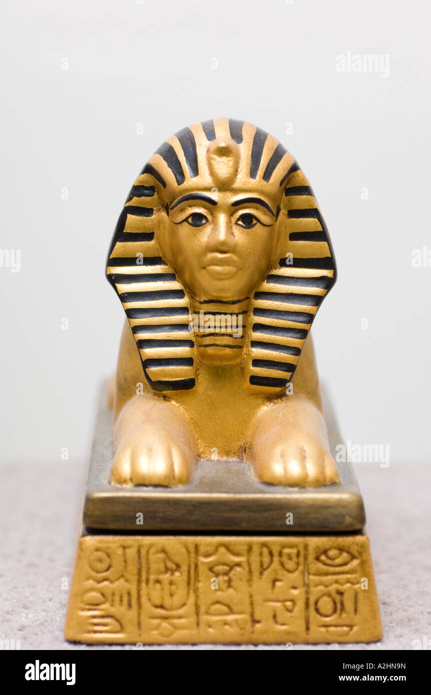 King tutankhamun statue immagini e fotografie stock ad alta risoluzione ...