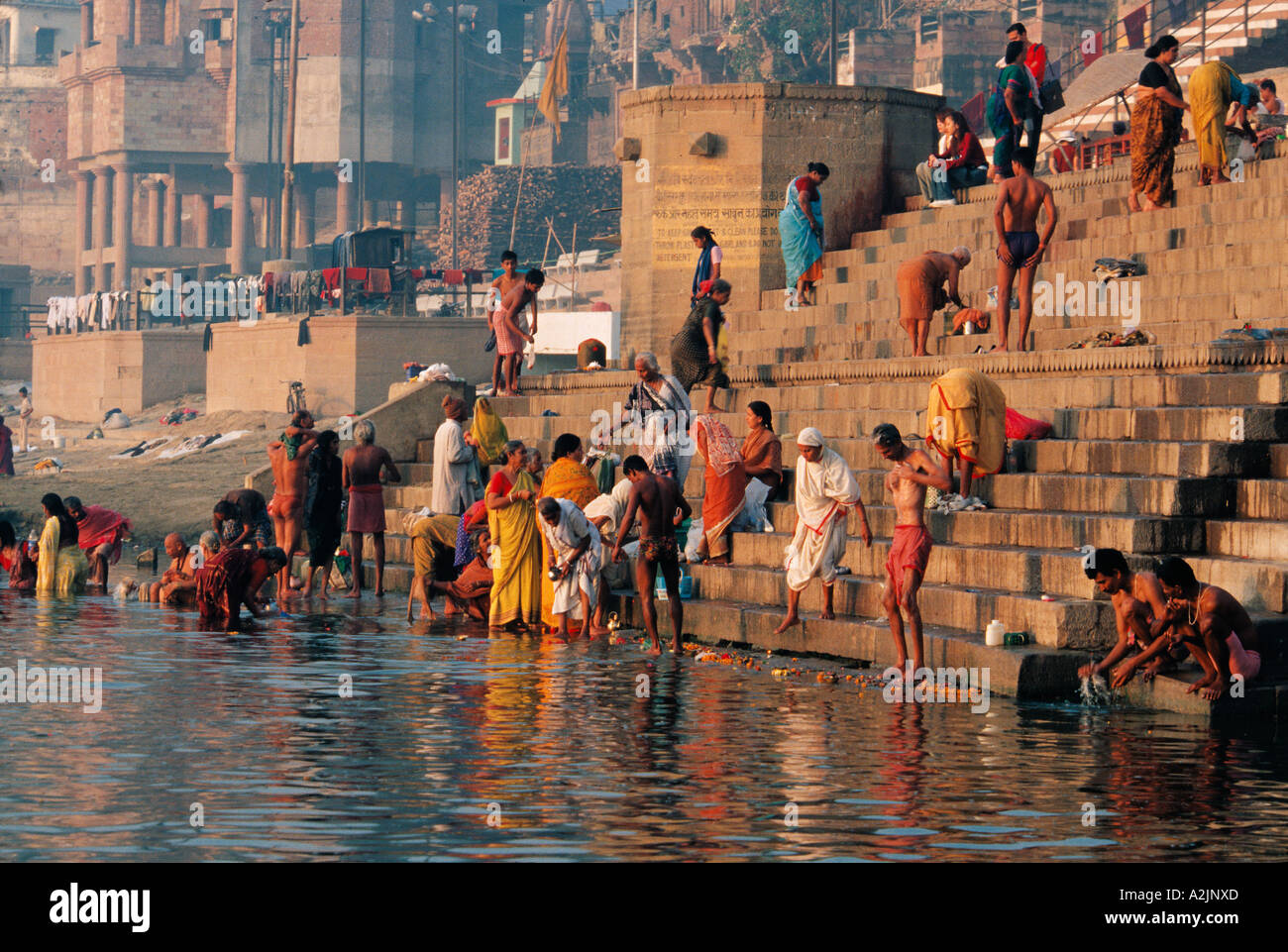 Il fiume Gange, fiume importante in India del Nord, gente radunarsi per ...