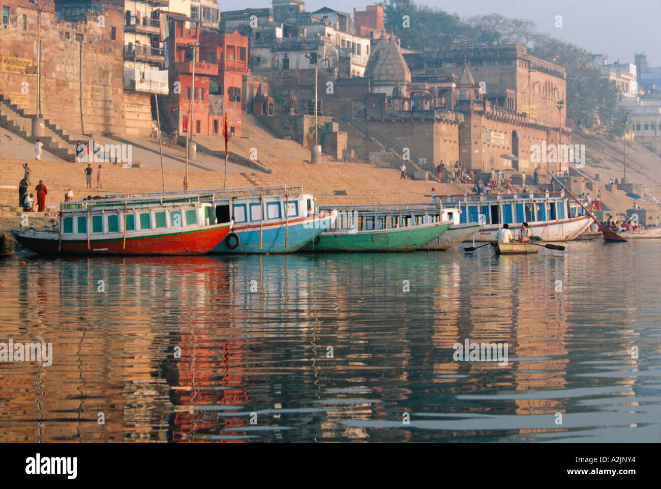 Il fiume Gange, fiume importante in India del Nord, Varanasi, India, le ...