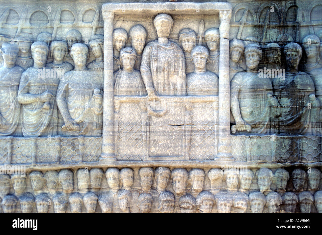 Rilievo sulla base della colonna trionfale dell'imperatore Teodosio il ...