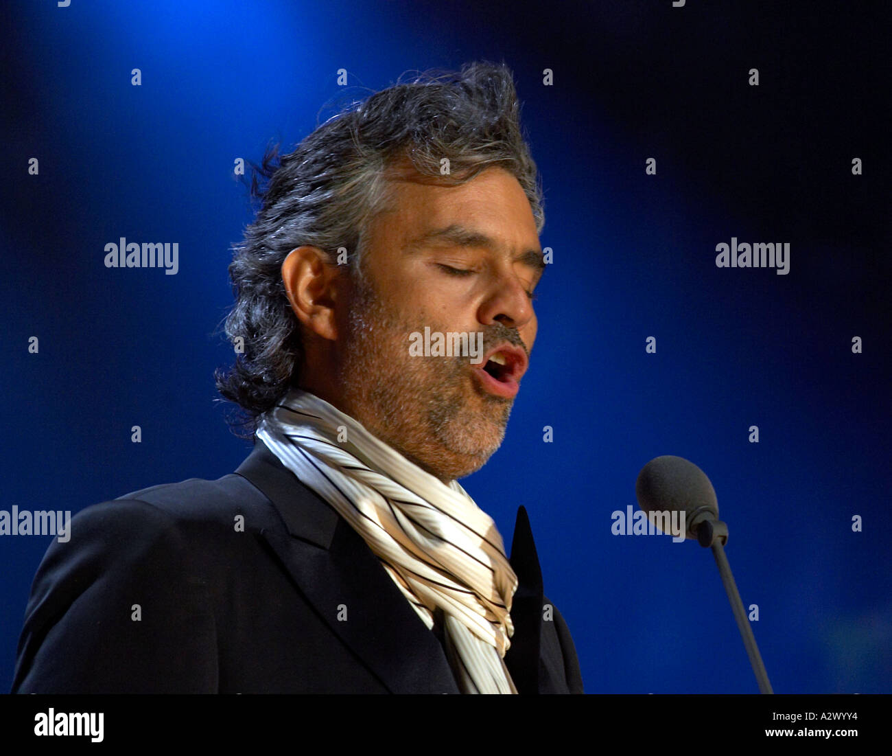 Blind italian opera star andrea bocelli immagini e fotografie stock ad ...