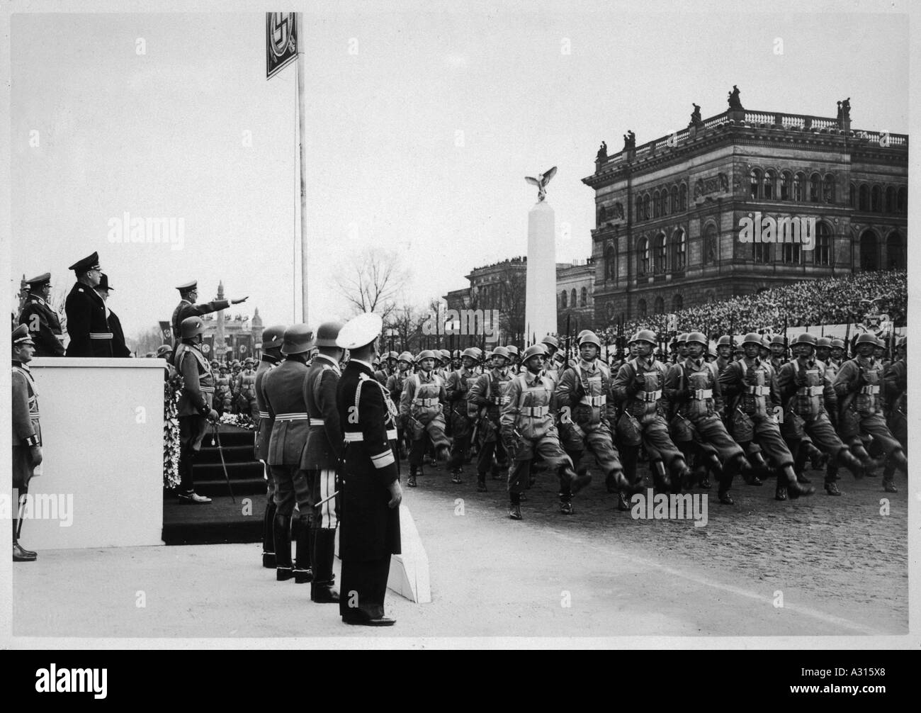 Hitler parade immagini e fotografie stock ad alta risoluzione - Alamy
