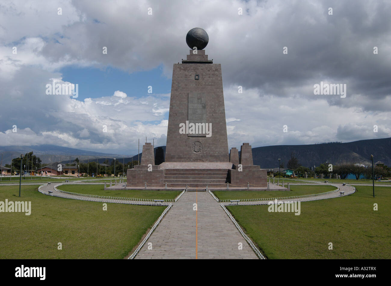 Monumento Mitad del Mundo (il centro del mondo) sulla linea dell ...