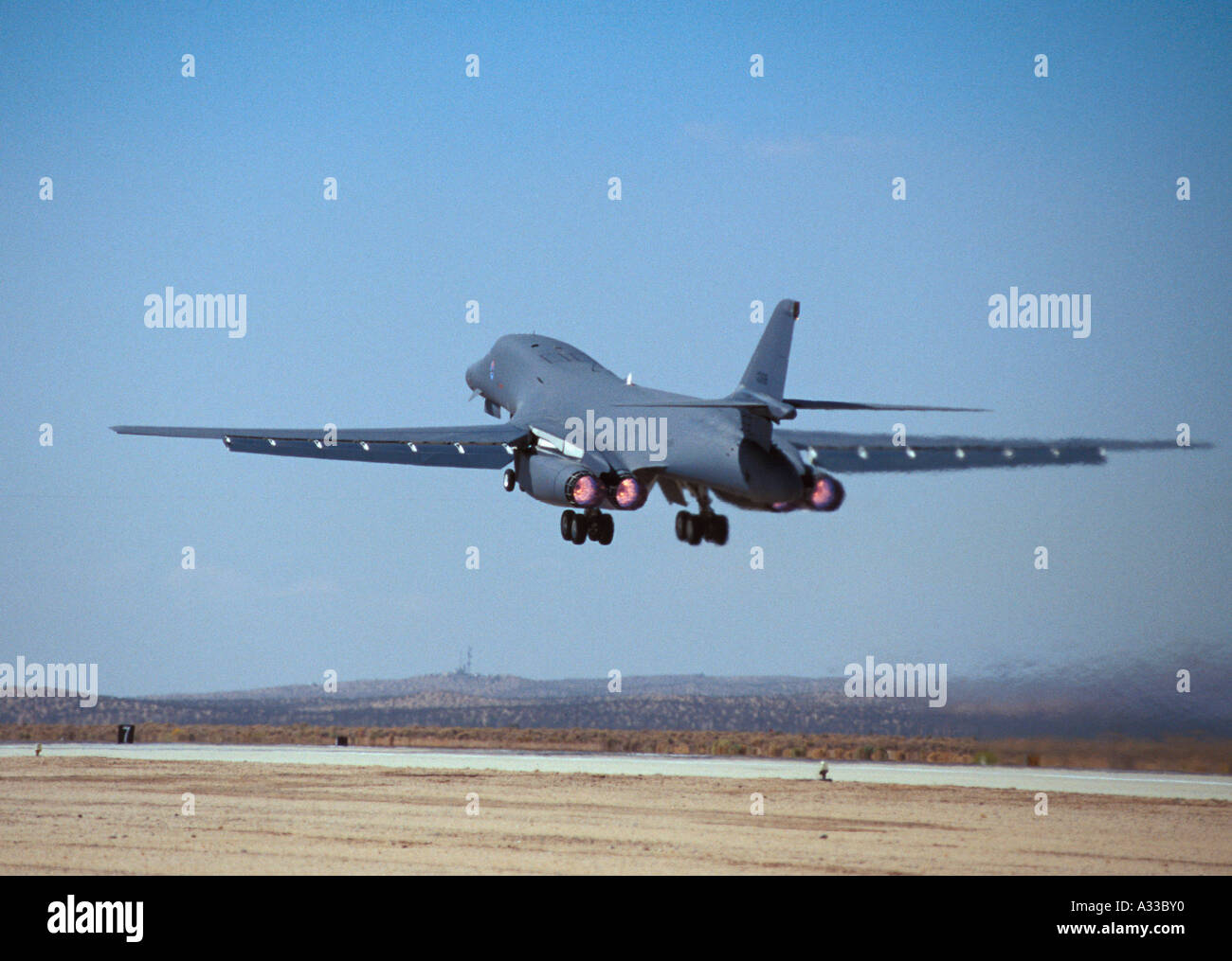 Bombardiere da combattimento in volo immagini e fotografie stock ad ...